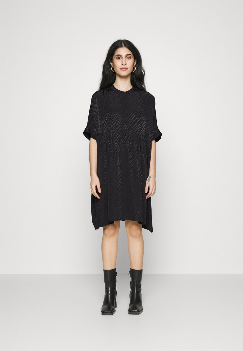 Selected Femme Petite SLFABIENNE-VIOLA DRESS - Freizeitkleid - black ...