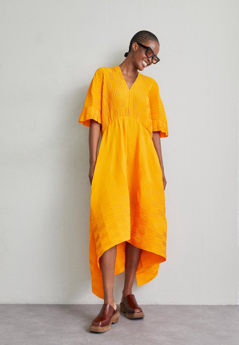 Henrik Vibskov CAMI PLISSÉ DRESS - Vestido informal - dark cheddar ...