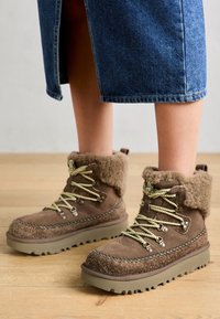 UGG CLASSIC ALPINE LACE-UP - Winter boots - hickory/light brown ...