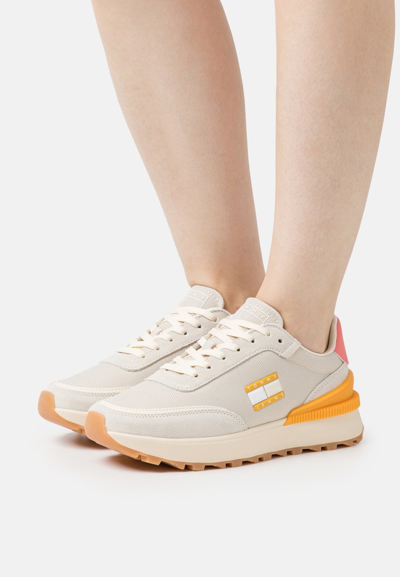 Tommy Jeans TECH RUNNER - Trainers - bleached stone/taupe - Zalando.ie