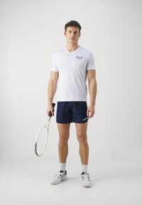 EA7 Emporio Armani TENNIS PRO TEE TEXTURED - Sport T-Shirt - white/weiß - Zalando.de