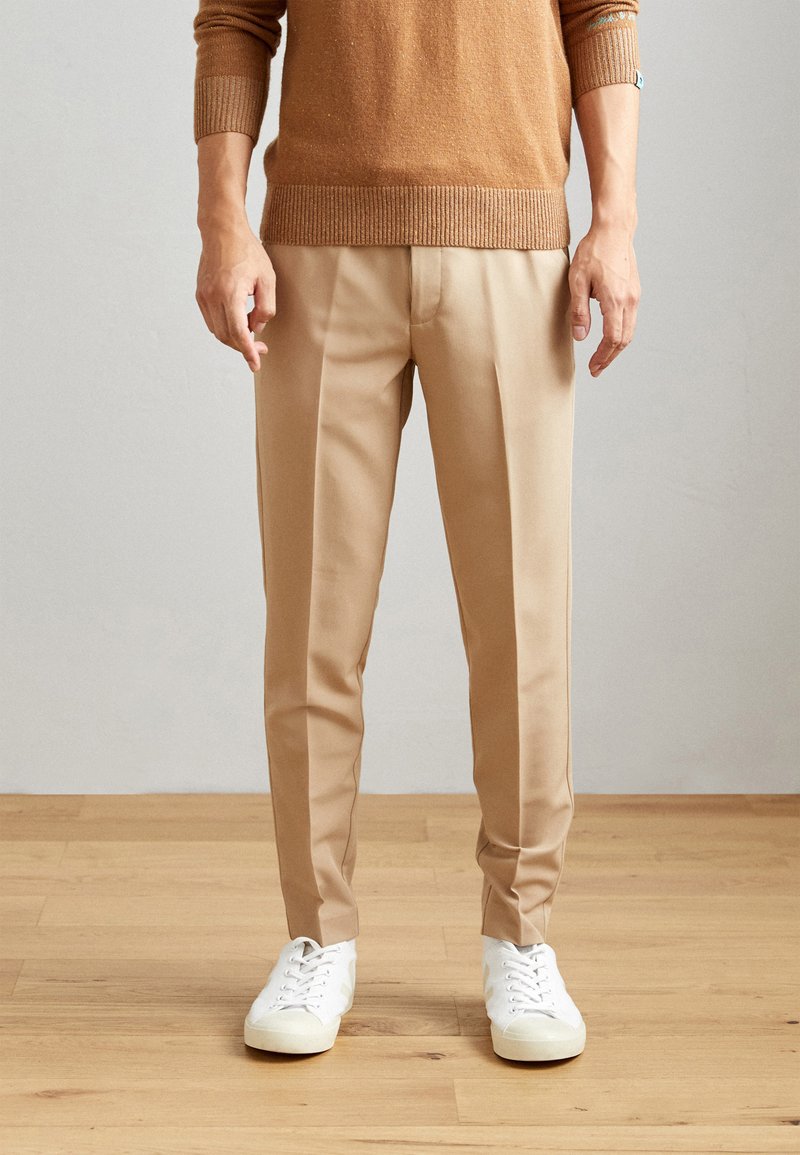 Lindbergh FINE CLUB PANTS - Nohavice - sand/piesková - Zalando.sk