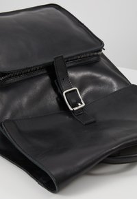 Royal RepubliQ RIOT BACKPACK - Sac à dos - black/noir - ZALANDO.FR