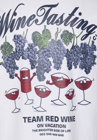 On Vacation TEAM RED WINE UNISEX - T-Shirt print - white/weiß - Zalando.de
