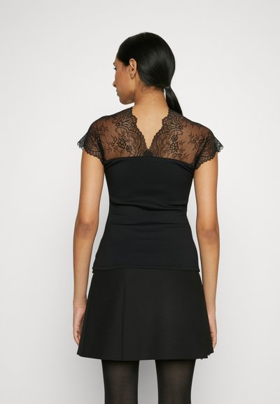 maje LILIONA - T-shirt med print - noir/svart - Zalando.se