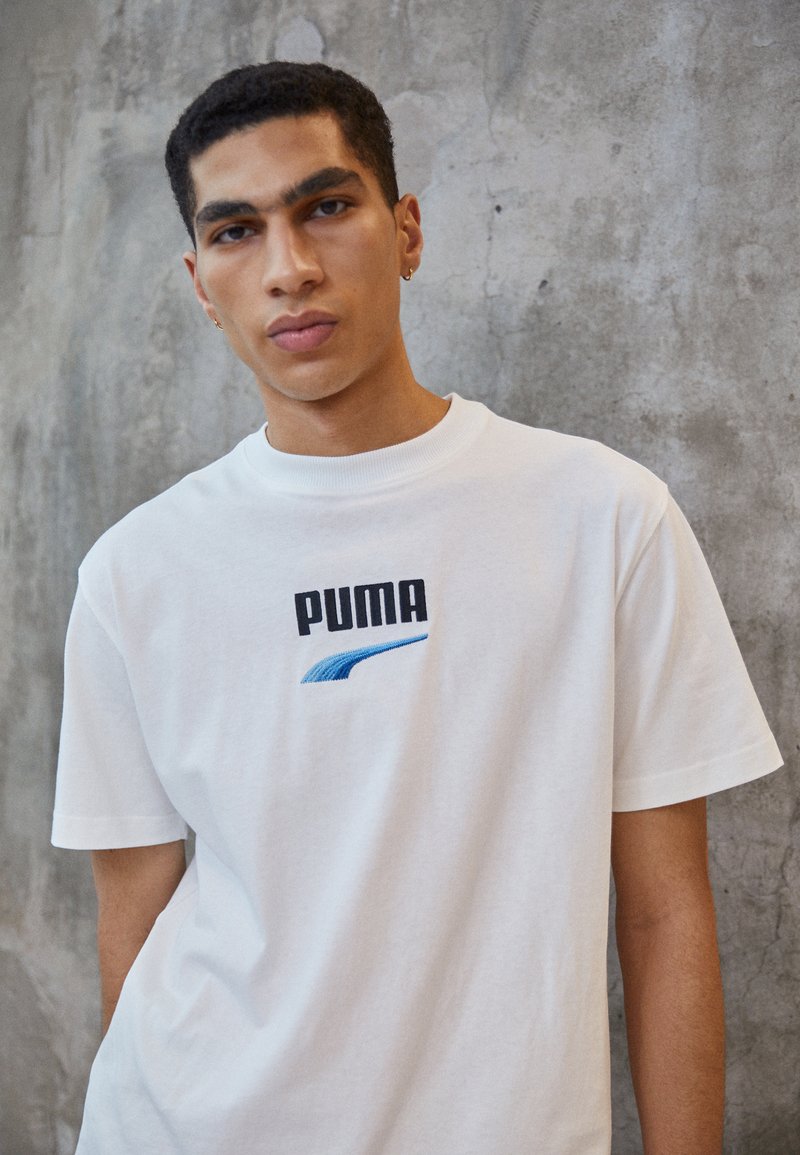 Puma DOWNTOWN LOGO TEE - T-shirt print - white/wit - Zalando.nl
