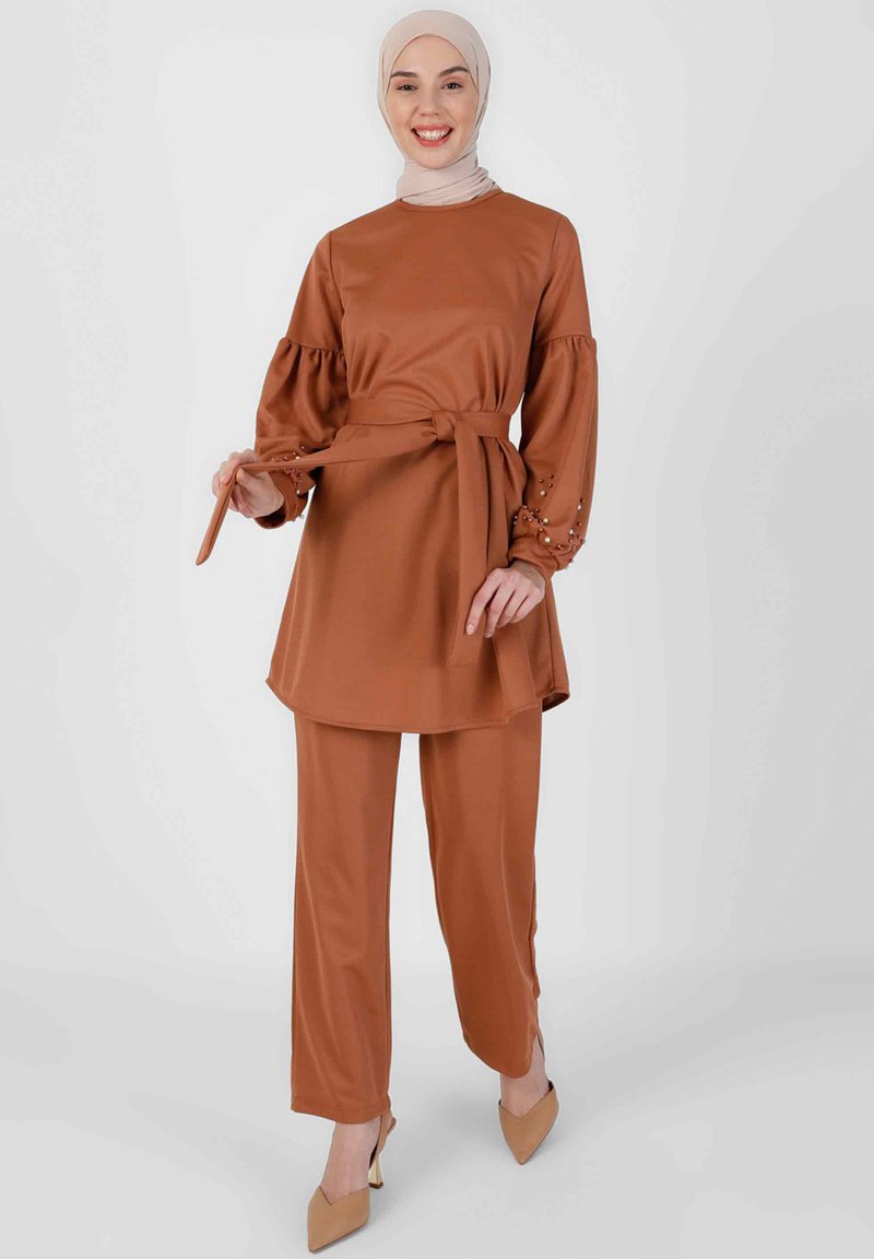 Modanisa TAN TAVIN SET - Stoffhose - ochre/ocker - Zalando.de