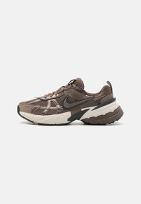 Nike Sportswear V2K RUN - Trainers - mink brown/ironstone/team ...