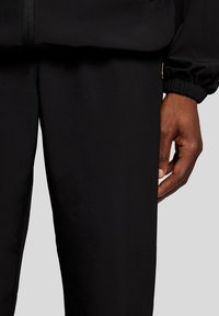 Lyle & Scott STRIPED TRACKIES - Træningsbukser - z jet black/sort ...