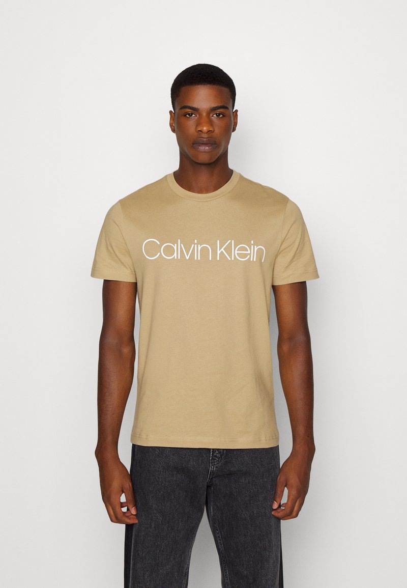 Calvin Klein FRONT LOGO - T-shirts med print - travertine/sand - Zalando.no