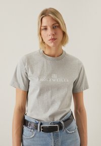 Holzweiler PENNY TEE - Camiseta estampada - grey/gris - Zalando.es