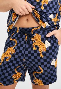Chelsea Peers LEOPARD CHEF PRINT - Conjunto de pijama - dark blue/azul ...