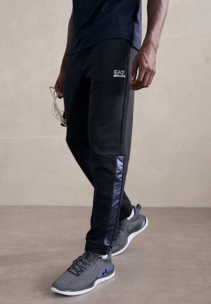EA7 Emporio Armani NATURAL VENTUS7 - Joggebukse - black bean/svart - Zalando.no