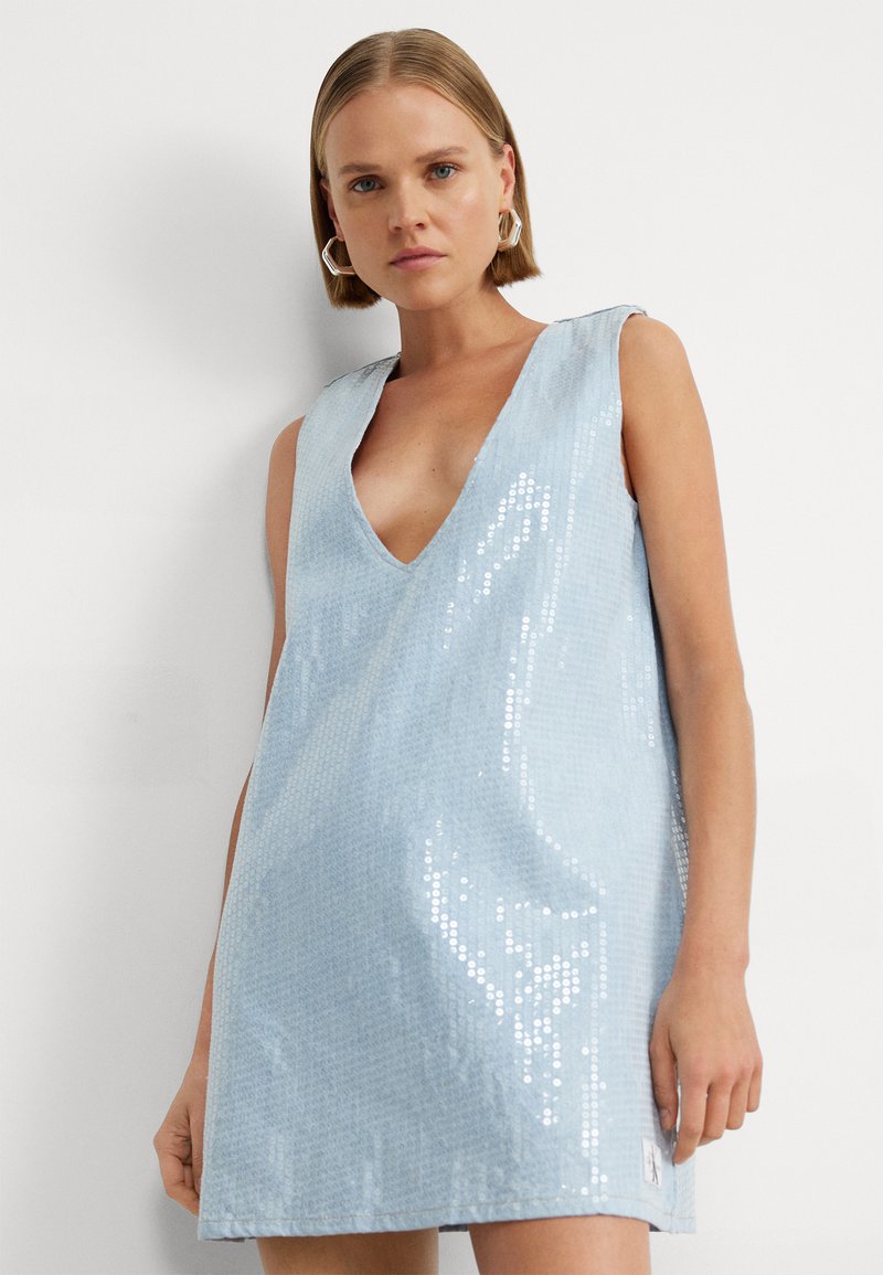 Calvin Klein Jeans LOW V-NECK SEQUINS DRESS - Cocktailkjole - denim ...