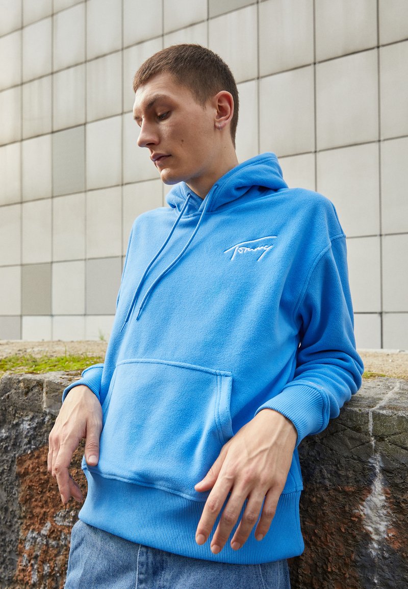 Tommy Jeans SIGNATURE HOODIE - Jersey con capucha - mesmerizing blue ...