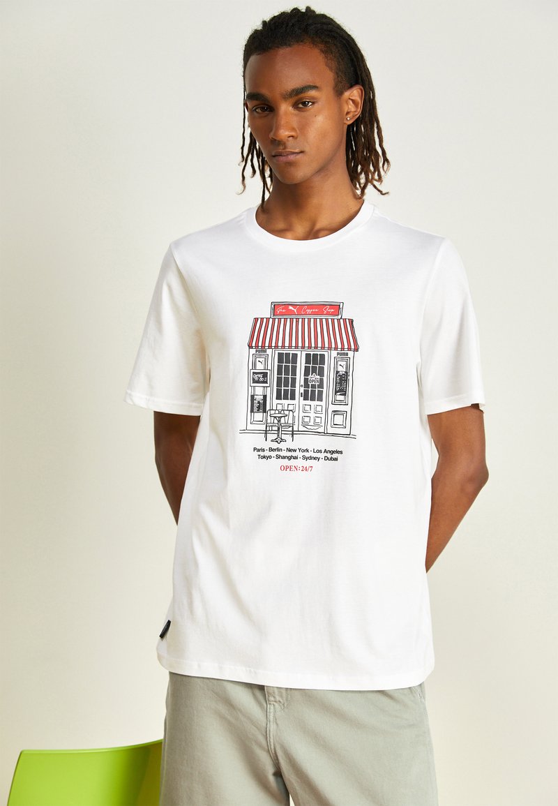 Puma GRAPHICS CAFÉ TEE - T-shirts med print - white/hvit - Zalando.no