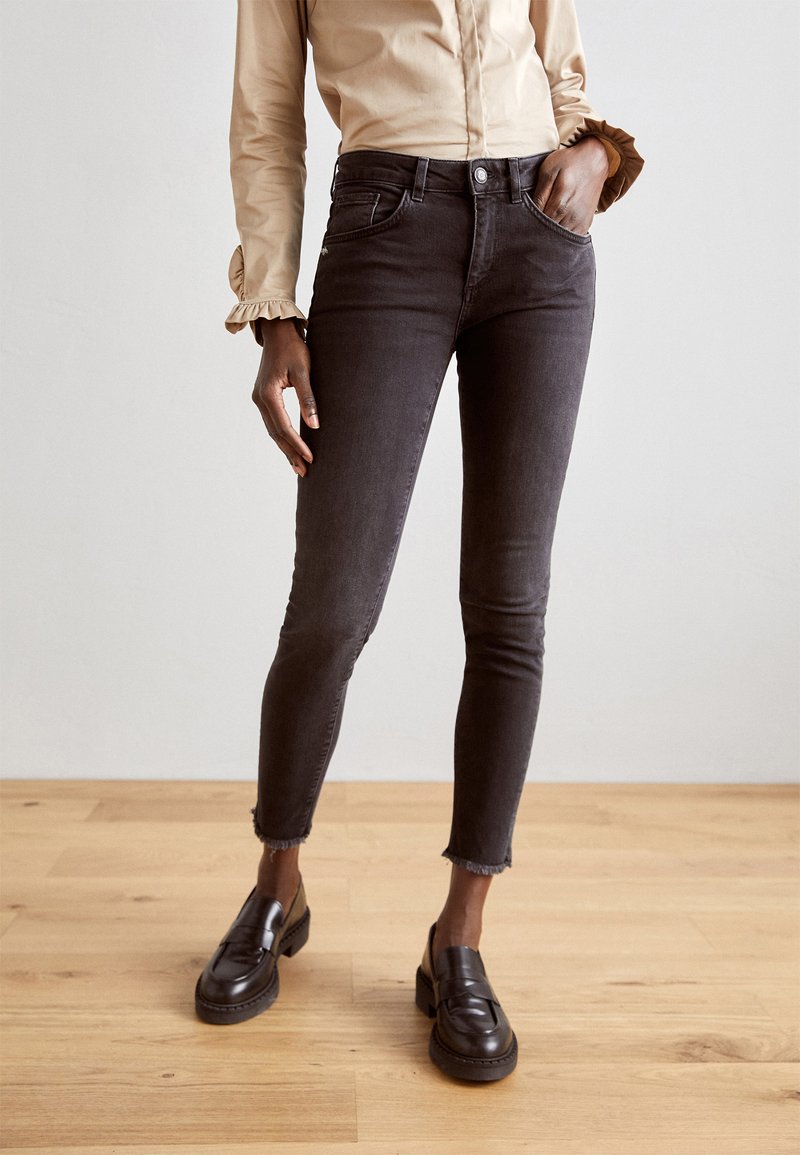 Mos Mosh SPEED JEANS - Pieguloša piegriezuma džinsi - black/melns džinss - Zalando.lv