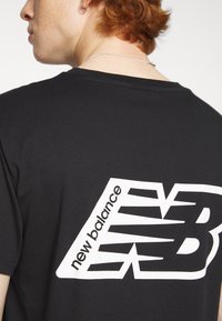 New Balance ESSENTIALS GRAPHIC SLEEVE - T-Shirt print - black/schwarz ...