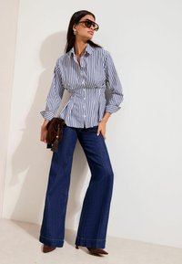 Friends Like These REGULAR FIT - SEAM DETAIL - Blusa - blue stripe/azul ...