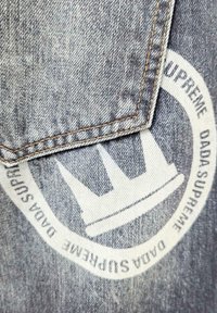 DADA SUPREME DOUBLE CROWN COIN LOOSE FIT - Džínové kraťasy - blue/modrá ...