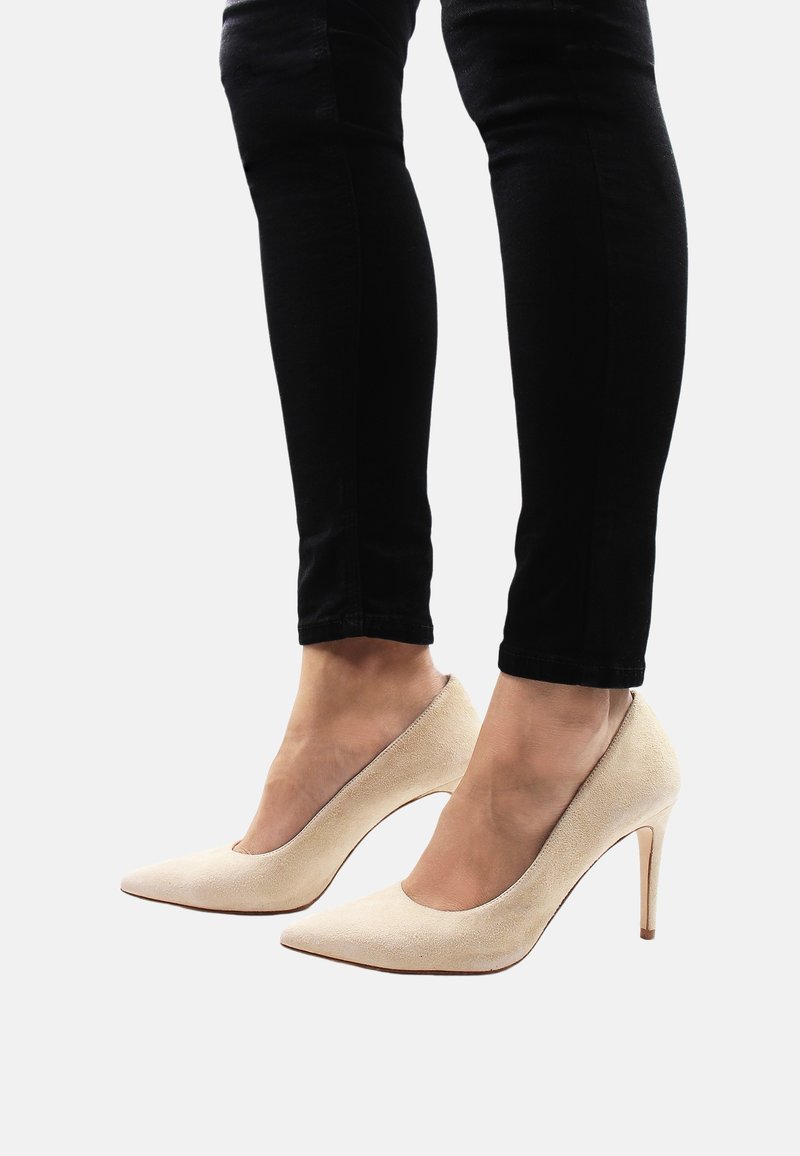 Jules & Jenn CLASSIC - Classic heels - Beige/beige - Zalando.de