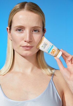 Garnier VITAMIN C SUN FLUID GLOW SPF 50+ - Sonnenschutz - not defined ...