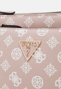Guess NOELLE POUCH CROSSBODY - Bandolera - rosewood logo/rosa - Zalando.es