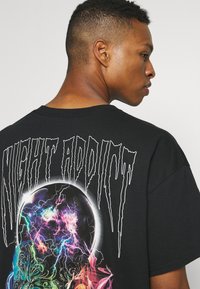 Night Addict T-shirt print - black/zwart - Zalando.be