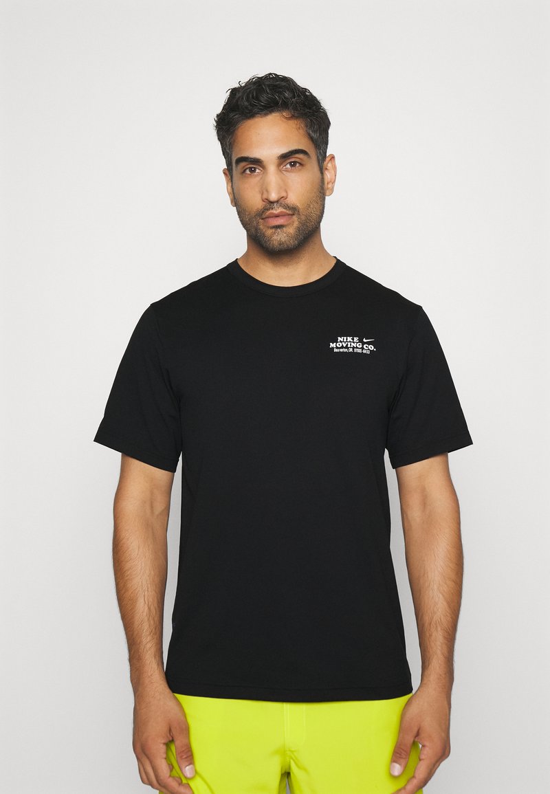 Nike Performance M NK UNIVERSAL CR SS MOVING C - Print T-shirt - black ...