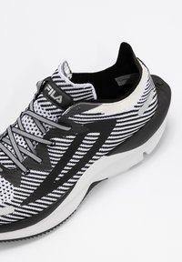 Fila SHOCKET RUN - Trainingsschoen - black/white/zwart - Zalando.nl