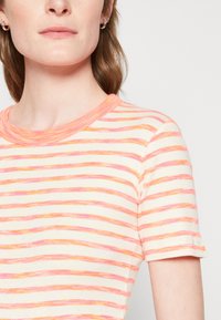 Mads Nørgaard STRIPE TRINE TEE - T-Shirt print - diva pink/pink ...