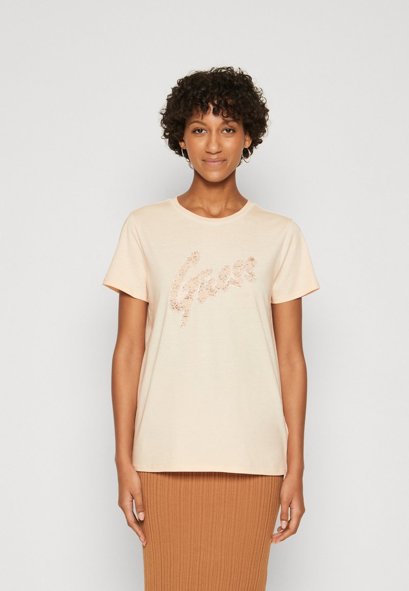 Guess SS LOGO E - T-shirt imprimé - peach sky/multi/abricot - ZALANDO.FR