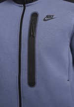 Nike Sportswear TECH - Vetoketjullinen college - diffused blue black ...