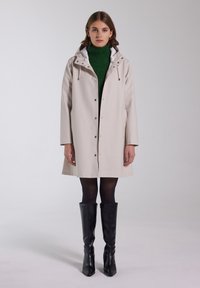 Stutterheim MOSEBACKE - Regnjacka - light sand/sand - Zalando.se