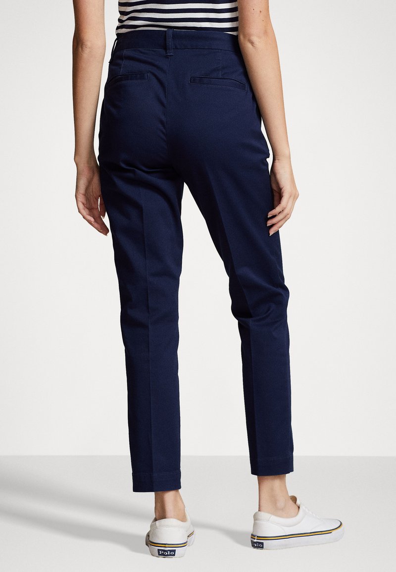 Polo Ralph Lauren CROPPED SLIM FIT TWILL CHINO TROUSER - Chinos - newport navy/dark blue ...