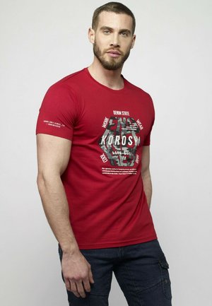 Camp David MIT LABEL UND STICKEREIEN - T-Shirt print - red orange/rot ...