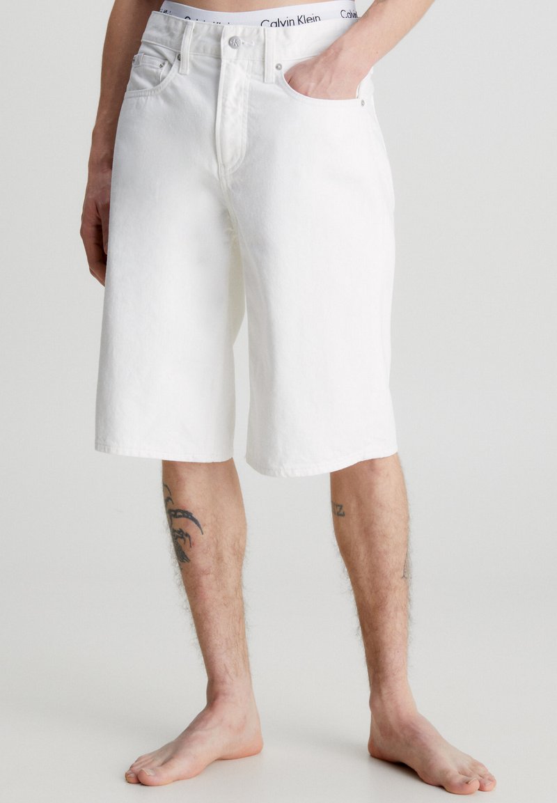 Calvin Klein Jeans 90S LOOSE CARPENTER - Shorts vaqueros - denim light ...