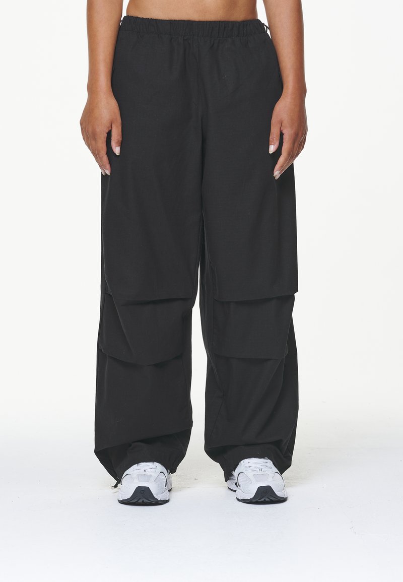 Pegador TOWER SKYDIVER TRACK PANTS - Trousers - black - Zalando