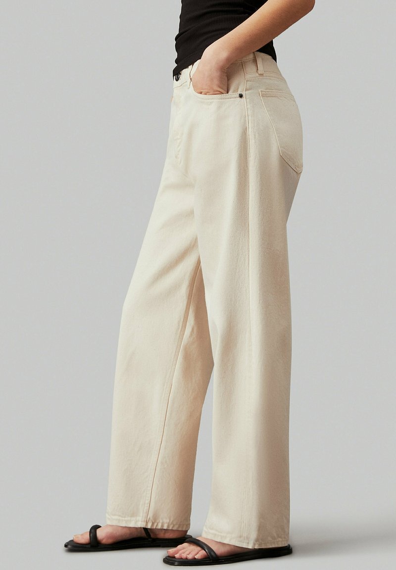 Calvin Klein HIGH RISE BARREL LEG - Relaxed fit jeans - ecru/off-white ...