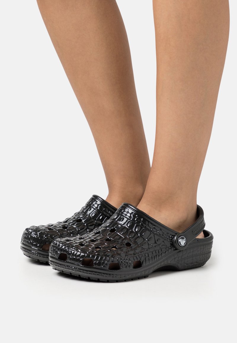 Crocs CLASSIC CROCSKIN - Pantolette flach - black/schwarz - Zalando.de