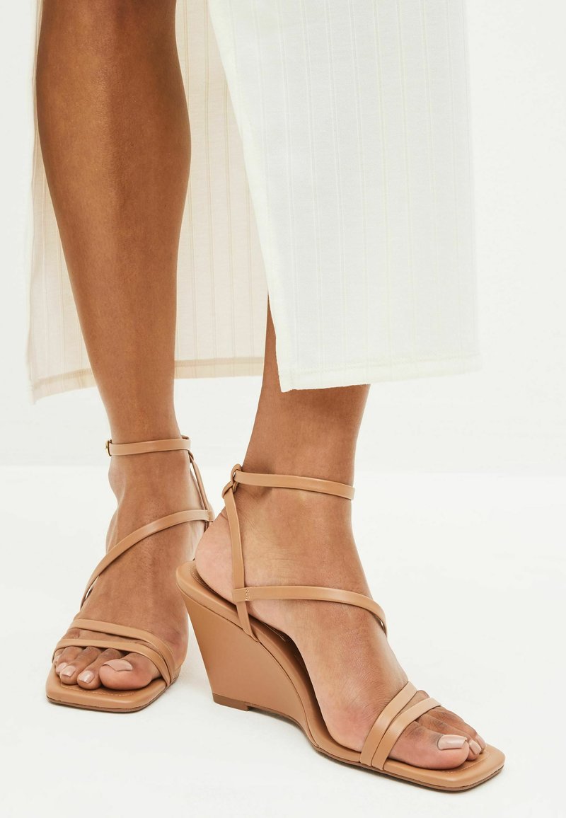 Next FOREVER COMFORTÂ® STRAPPY WEDGES - Sandales compensées - camel ...