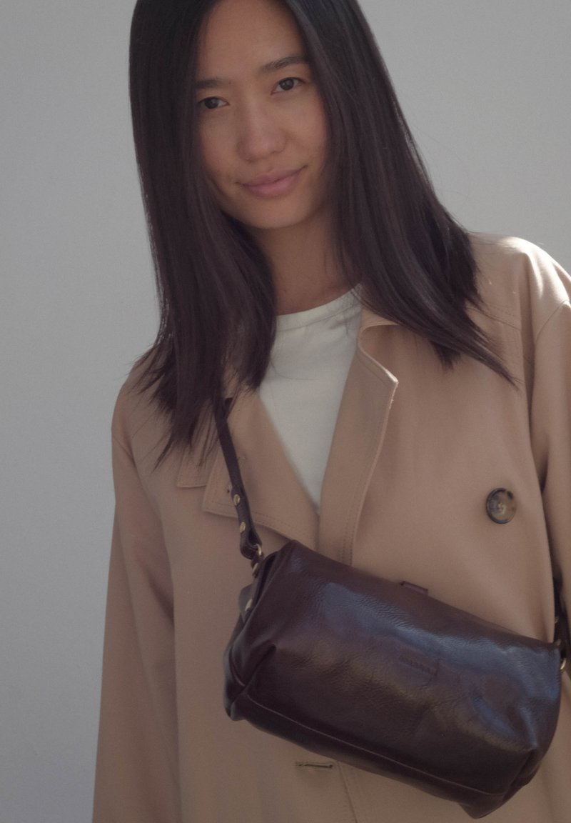 BALAGAN ROFE M - Skuldertasker - brown/brun - Zalando.dk