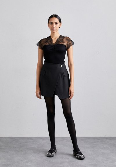 maje LILIONA - T-shirt med print - noir/svart - Zalando.se