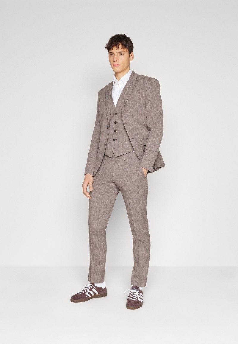 Isaac Dewhirst THE FASHION NOTCH SUIT SET - Costum - brown/maro ...