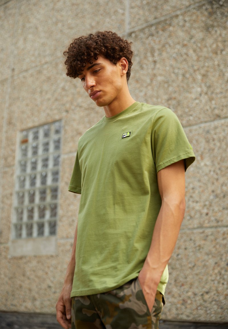 Fila SMALL LOGO TEE - T-shirt basique - calliste green/vert foncé ...