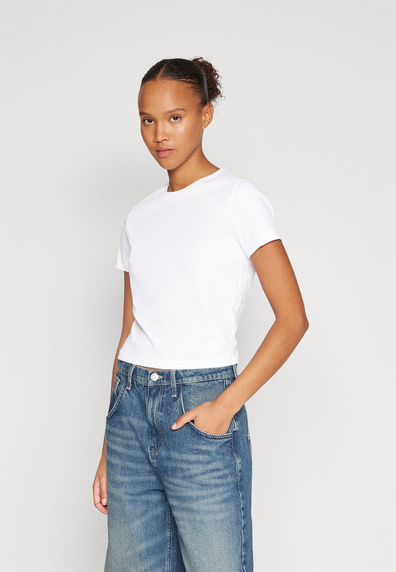 NA-KD CHLOE MONCHAMP BABY TEE - T-shirt basic - white/bianco - Zalando.it