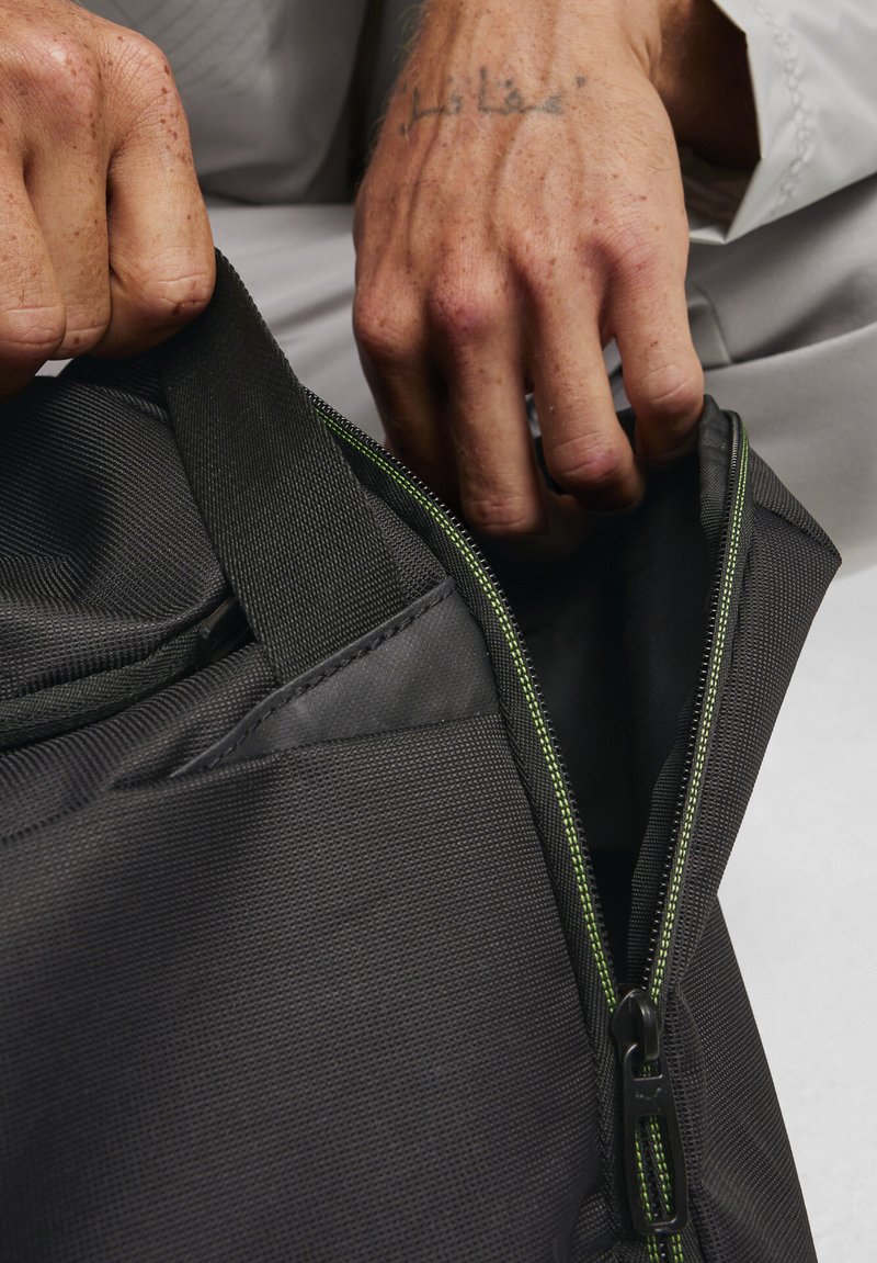 Puma MERCEDES-AMG PETRONAS MOTORSPORT - Sports bag - black - Zalando.de