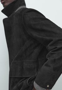Massimo Dutti SUEDE FINISH WITH POCKET DETAILS - Leather jacket - black ...
