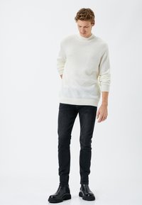 Koton BASIC WEAR HALF TURTLENECK - Jersey de punto - off-white/blanco ...