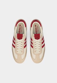 adidas Originals R71 UNISEX - Sneaker low - off white/team victory red ...